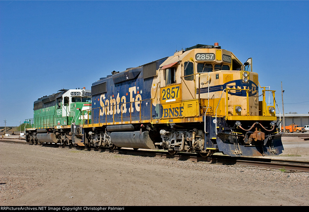 BNSF 2857 and BNSF 1696